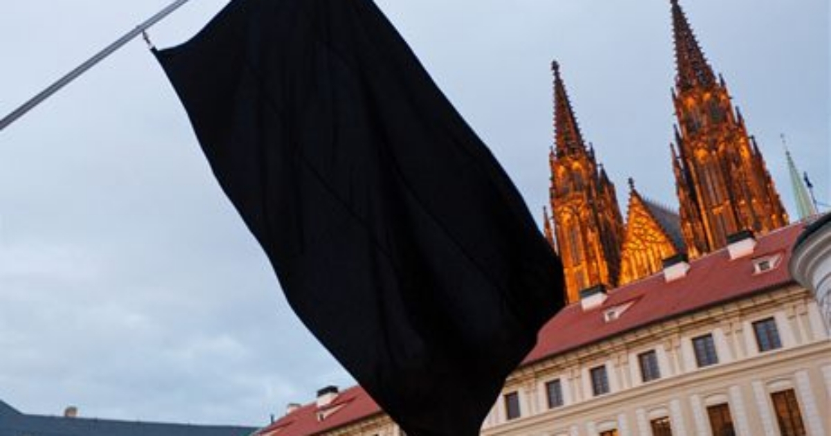 Fanoušci drží minutu ticha za herce, který prohrál boj s rakovinou - In ...